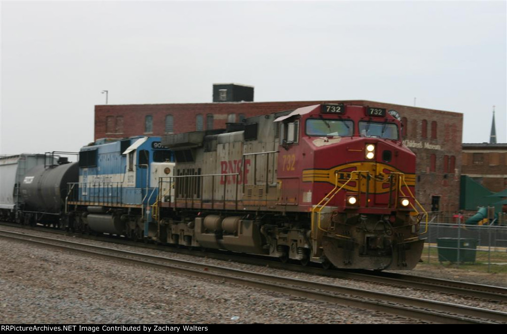 BNSF 732 EMDX 9072